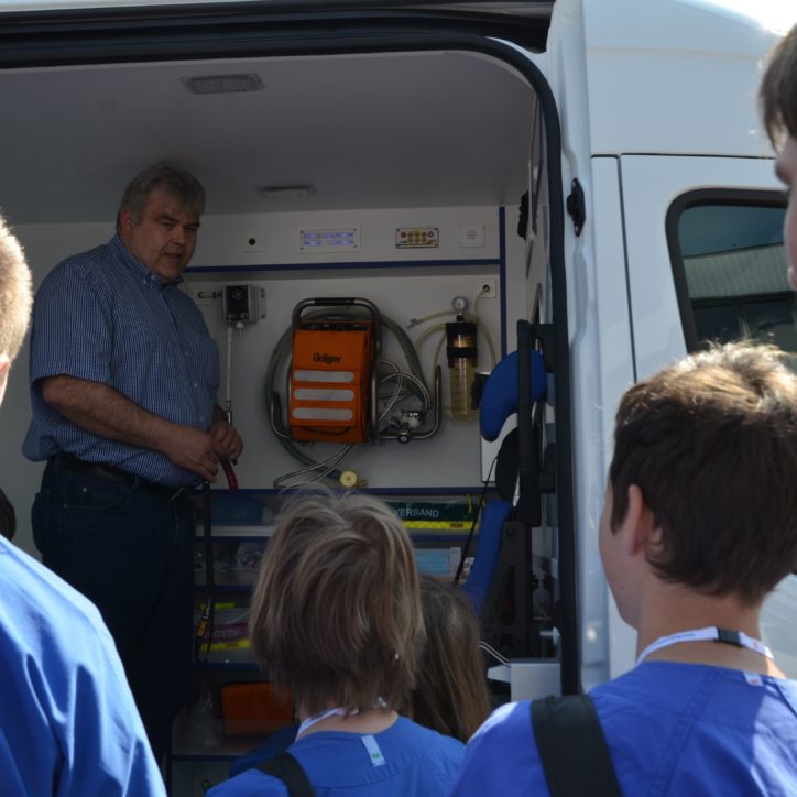 Silvio-Huth-erklaert-den-RTW | KCLW – Klinikum Chemnitz Logistik- und ...