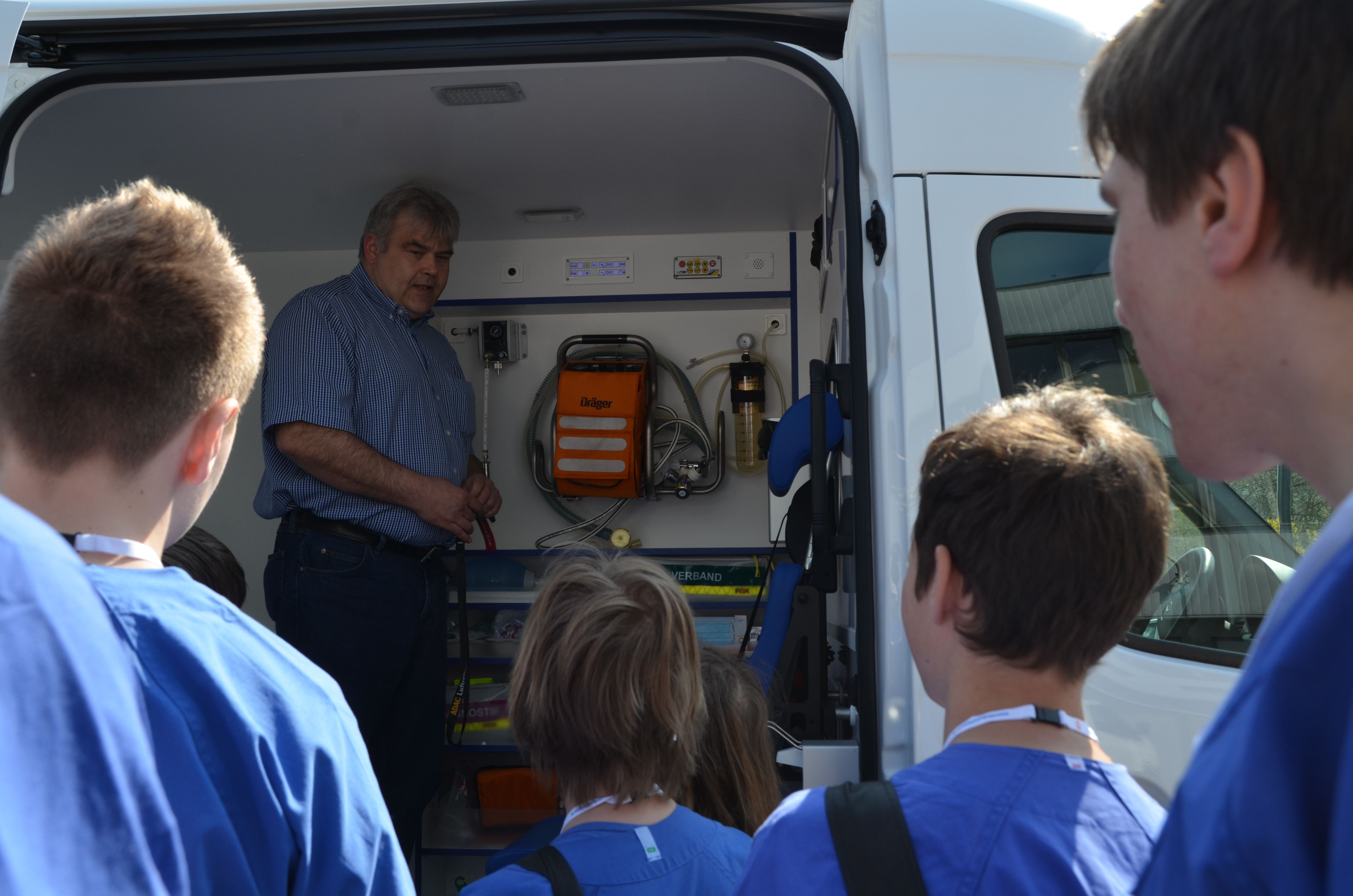 Silvio-Huth-erklaert-den-RTW | KCLW – Klinikum Chemnitz Logistik- und ...